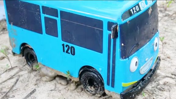 玩具公交车户外行驶,清洗汽车套装模型