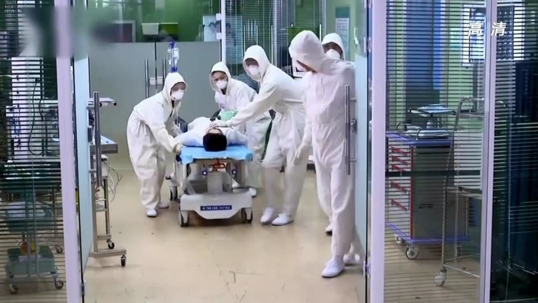 青年医生:病人被怀疑感染新型冠状病毒,医生们全副武装隔离