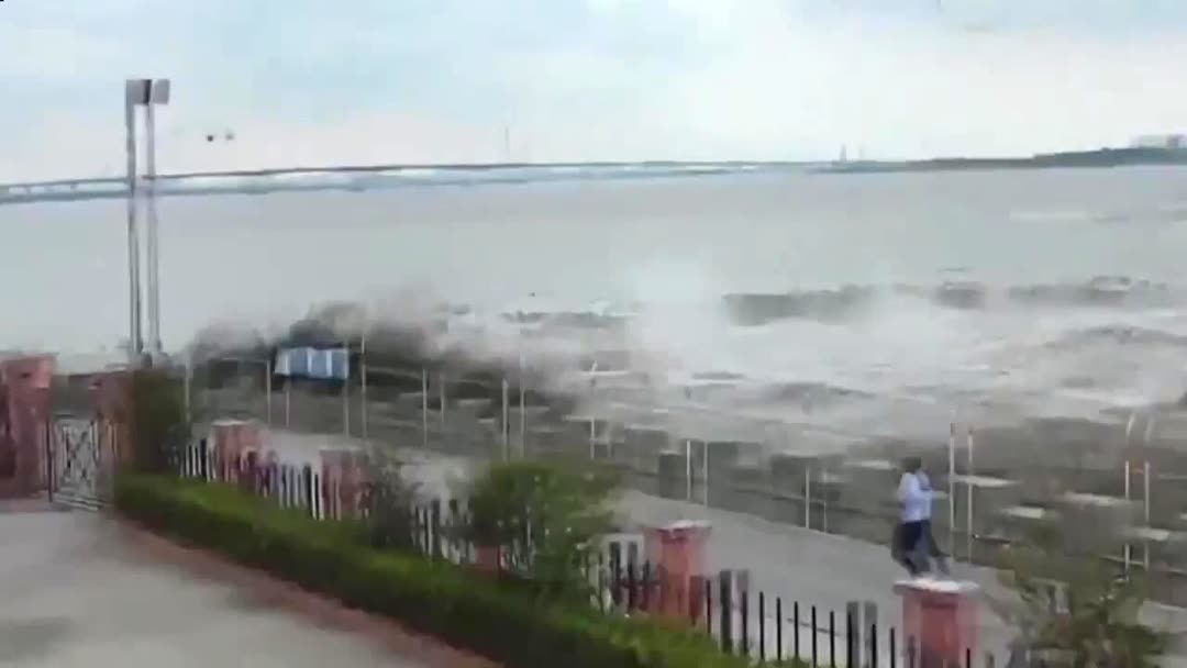 实拍钱塘江大潮上岸冲走数十辆汽车及大批观众