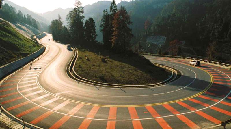 自动挡如何用手动模式下长坡?老司机:不需要踩刹车