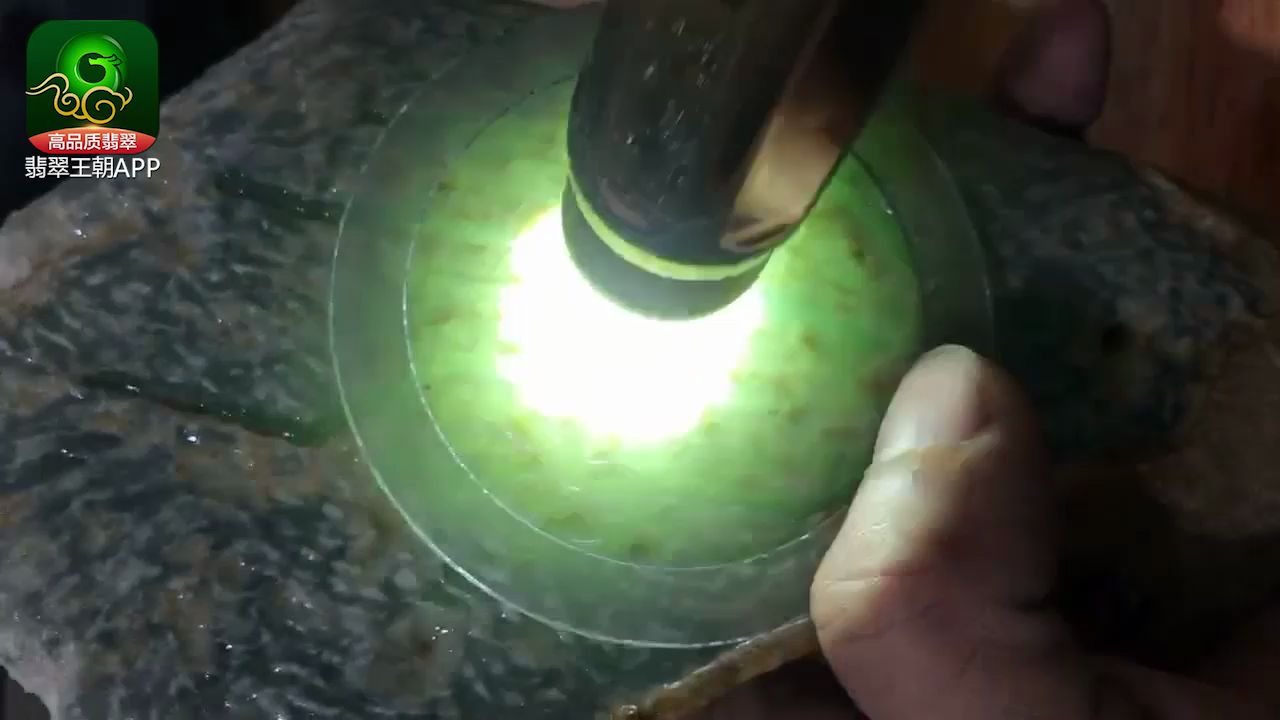 翡翠王朝原石讲解大马砍种水料打灯水长赌高种水