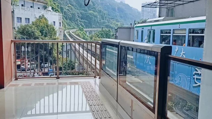 #网红轻轨重庆轨道交通李子坝站虽然只是单轨铁路站