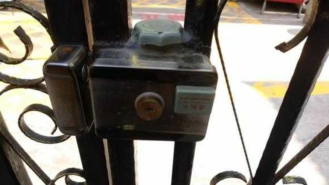 门禁锁指示灯不亮不能正常使用,打开电源控制盒,测量输出电压…