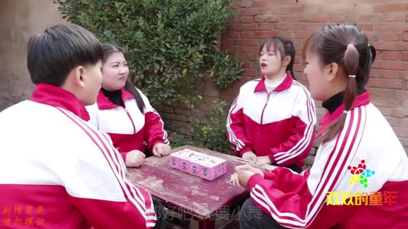 小伙伴们一起拆斗罗大陆盲盒,每个里面都有不同的惊喜哦,真好玩