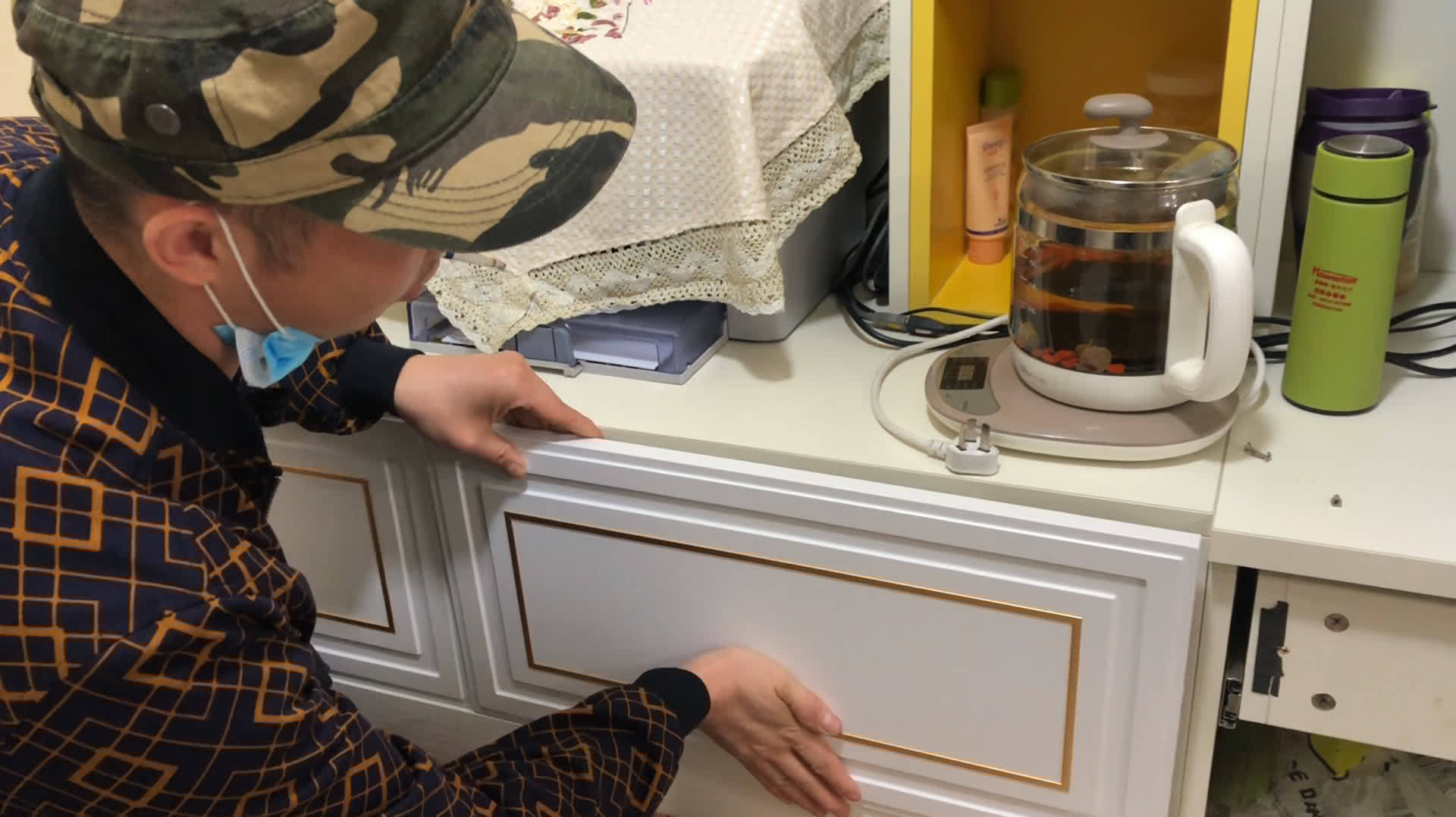 店里换新款门板,门板这样换又快又平整