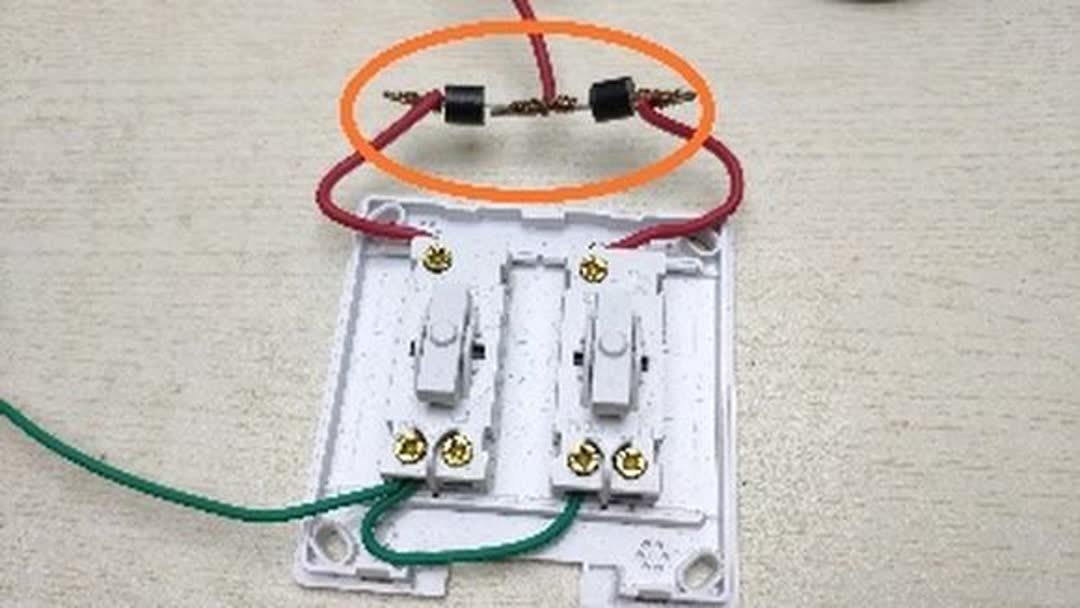 电工小实验用两个二极管串联,一条电线控制两个灯