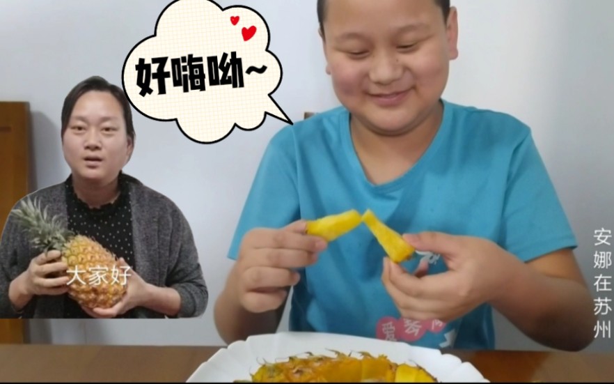 今天安娜来分享一个菜刀切菠萝的方法,不削皮不挖眼吃着还不滴水,太...