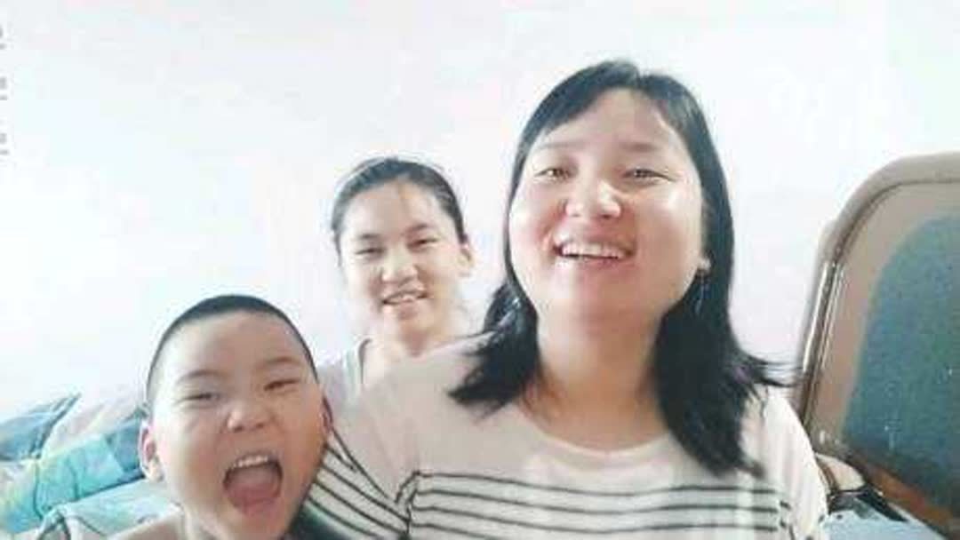 宝妈兑现粉丝的承偌,拍一个挠孩子脚心的视频,幕后花絮笑趴了