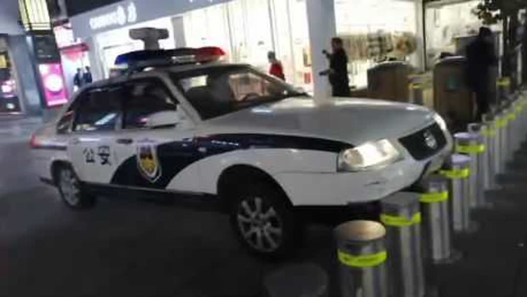 江苏警车卡到升降护栏上,场面十分尴尬,网友调侃这可赔不起
