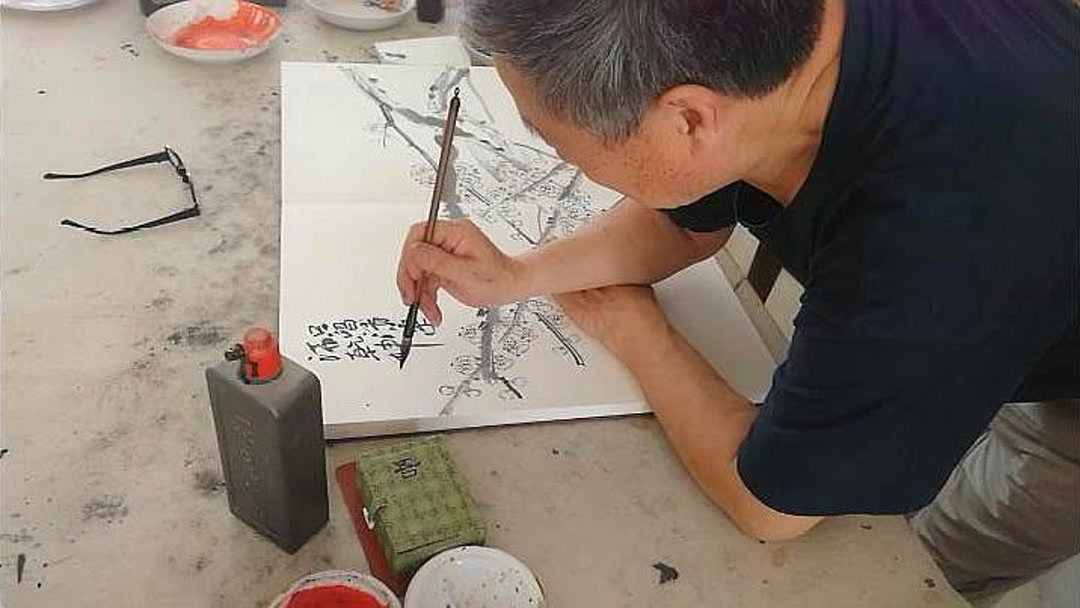 通过梅花讲解册页花鸟的几种不同形式的构图,对立变化与和谐统一