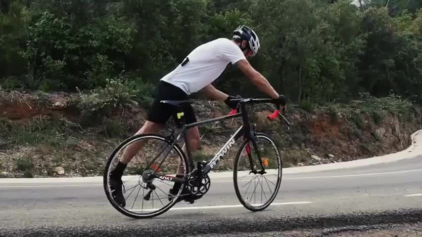 公路自行车入门系列教程:如何握把手、如何站骑和坐骑、如何跟随
