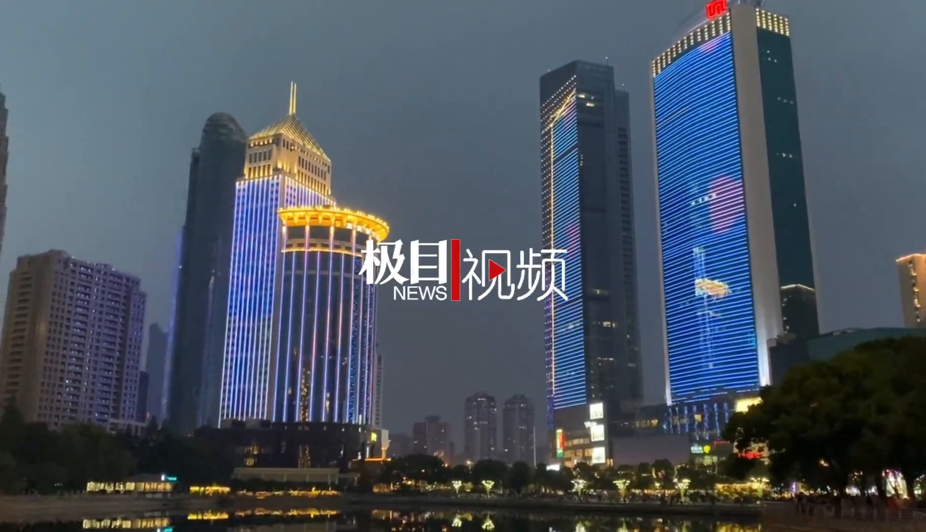 周杰伦演唱会重映持续火热,武汉线下歌迷隔空应援