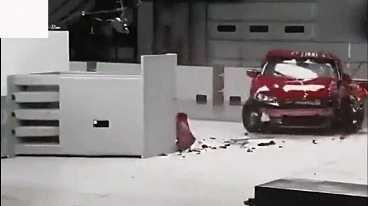 汽车的碰撞测试视频 千万豪车直接撞报废兰博基尼 悍马 帕加尼的IIHS...