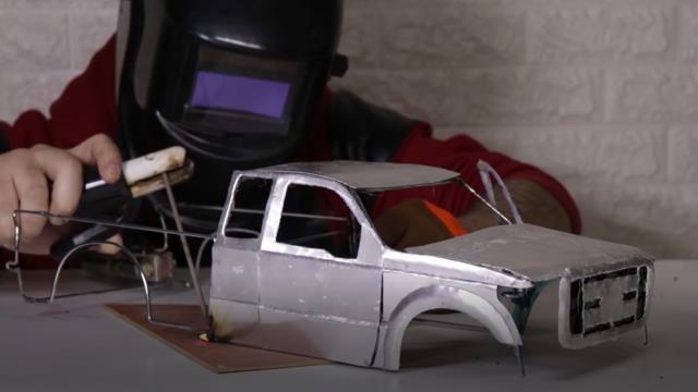 海外民间高手用烤肉铁签和罐头盒子制作福特F250皮卡模型