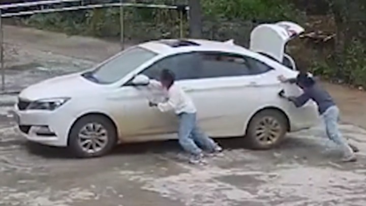 惊险一幕!“女汉子”徒手推车