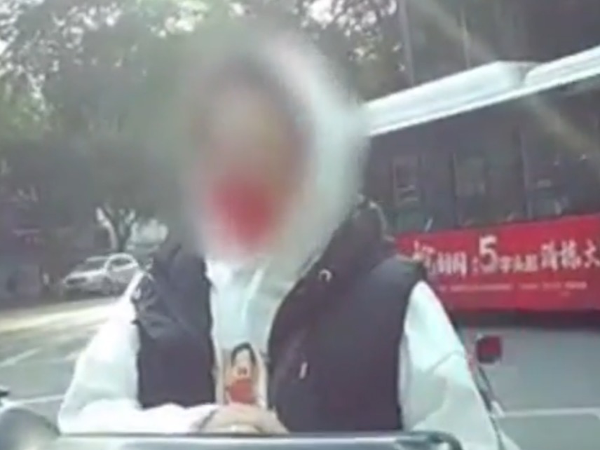 30秒|轻便摩托车载人,交警絮絮叨叨给他上了半天课