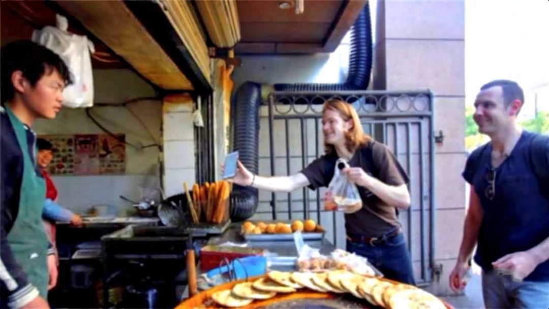 英国小伙为证明中国移动支付,故意不带现金来到深圳,有好戏看了