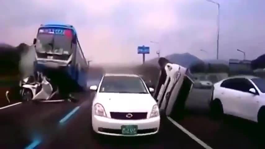 车祸瞬间大客车从轿车顶部飞过,小车瞬间变废铁,让人不寒而栗