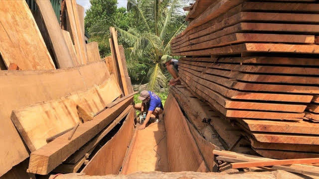 用切割机切木板,这可是需要点技术,一不小心就切歪了
