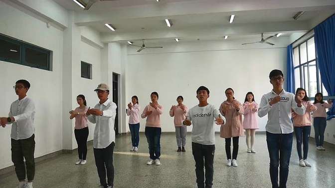 南通大学文苑心协仰望星空手语舞教程