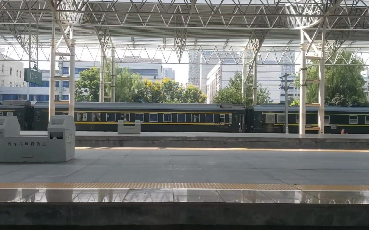 秋高气爽日,游客出行时,K1029次列车缓缓驶出合肥站