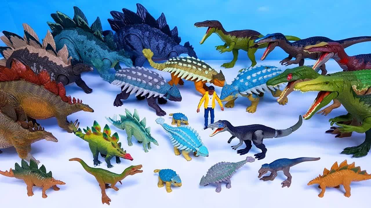 对比不同大小的侏罗纪恐龙模型玩具
