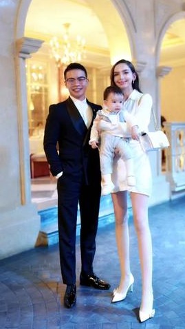 这不就是两年后的全家福么次元ai绘画二次元裂缝已打开凯诺夫妇