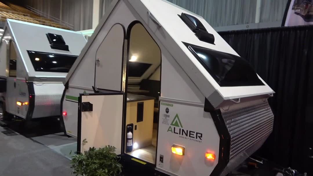 小巧实用的拖挂房车,空间不大配置很齐全,太适合情侣自驾出行了