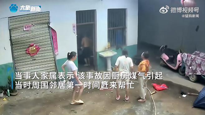 【 老人进厨房煤气罐爆炸瞬间火光四射 家属:老人已送医】7月21日,...