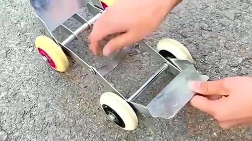 小伙发明的拖车神器,只要是带轮的都可以托,简直是电动车一族的福利