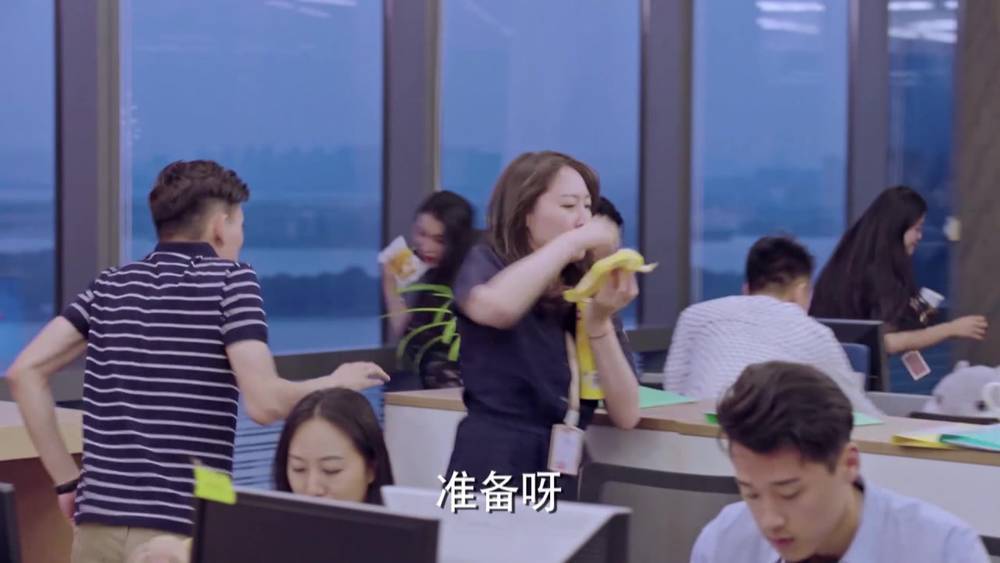 公司职员看见领导来了,吓得赶紧回到座位,看来领导平时很严肃啊