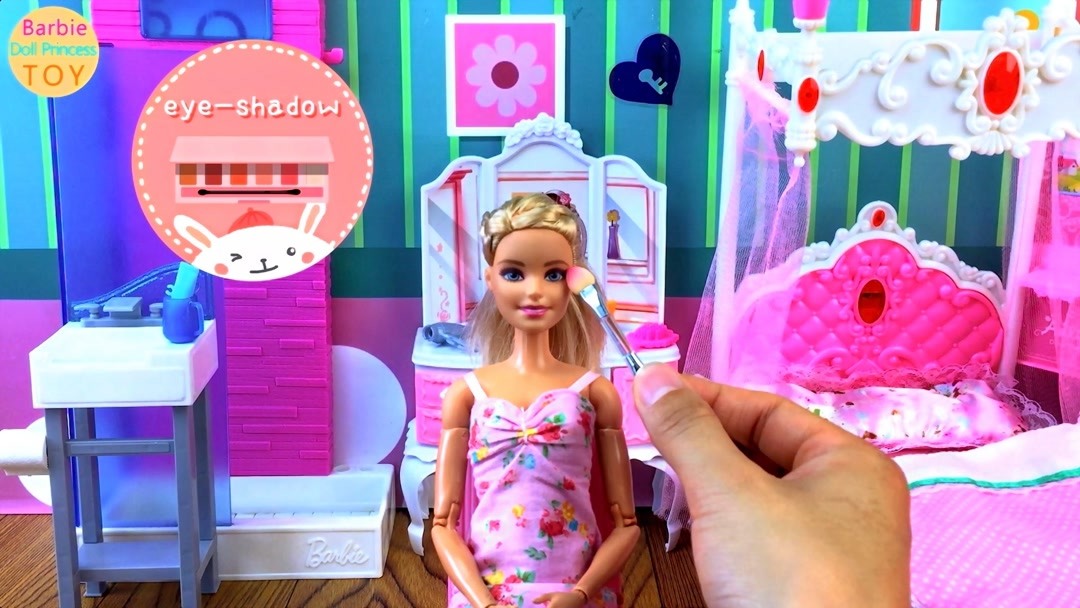 新冠肺炎期间!芭比化妆做造型和肯一起戴口罩外出