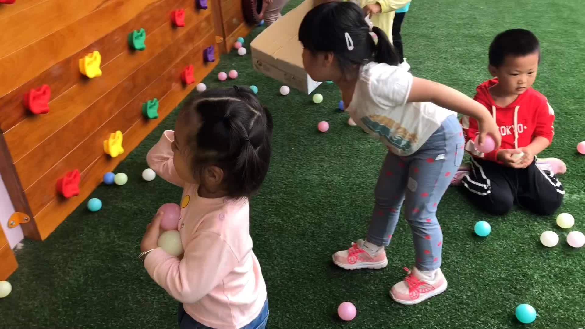 幼儿园新进一批户外游戏用具,带孩子们出来体验都舍不得回教室了