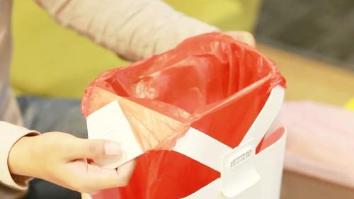 31岁小伙独创创意垃圾桶,大小袋子都能用,节约环保1年能省8百万