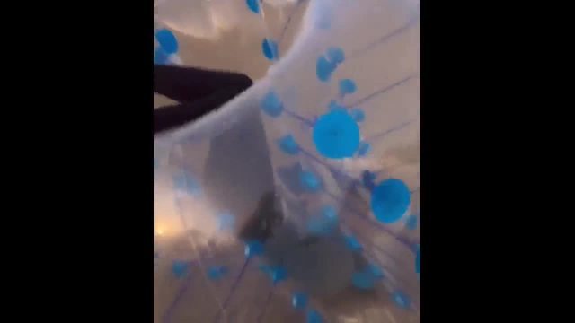 搞笑集锦 本是两个女生间的游戏玩耍,结果男友不愿意了竟然上前出手