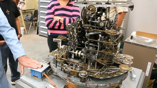 最复杂的机械钟表,打开外壳后,被内部的机械构造给吓到了