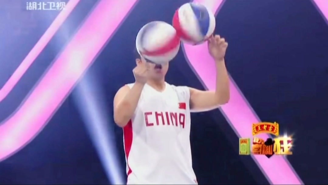 男子大秀篮球表演,炫酷杂耍嗨翻全场,厉害了!
