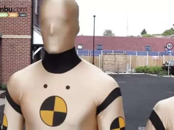 沃尔沃V60 真人版碰撞测试 Volvo V60 vs human crash test dummies in ...