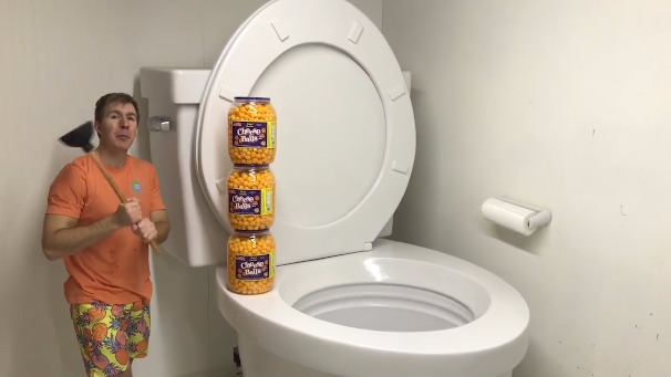 马桶到底怎么用?老外制作2米高马桶,可以在里面吃着零食泡澡