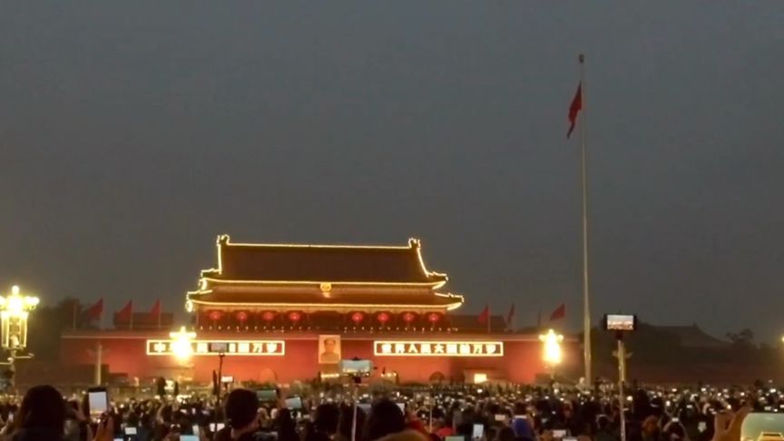 现场直击天安门国庆升旗仪式 数万群众齐唱国歌 振奋人心