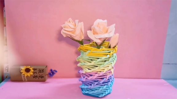 笔筒的颜值那么高,不管是插花还是放文具都非常好看,做法超简单