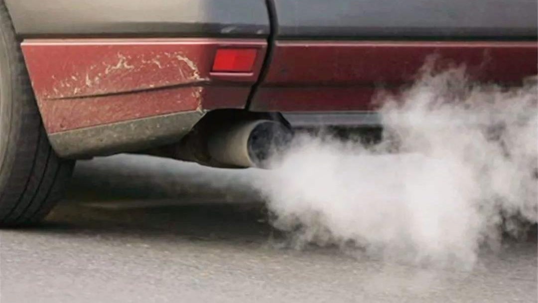 汽车排气管冒白烟是为什么?可能很多人都不知道原因