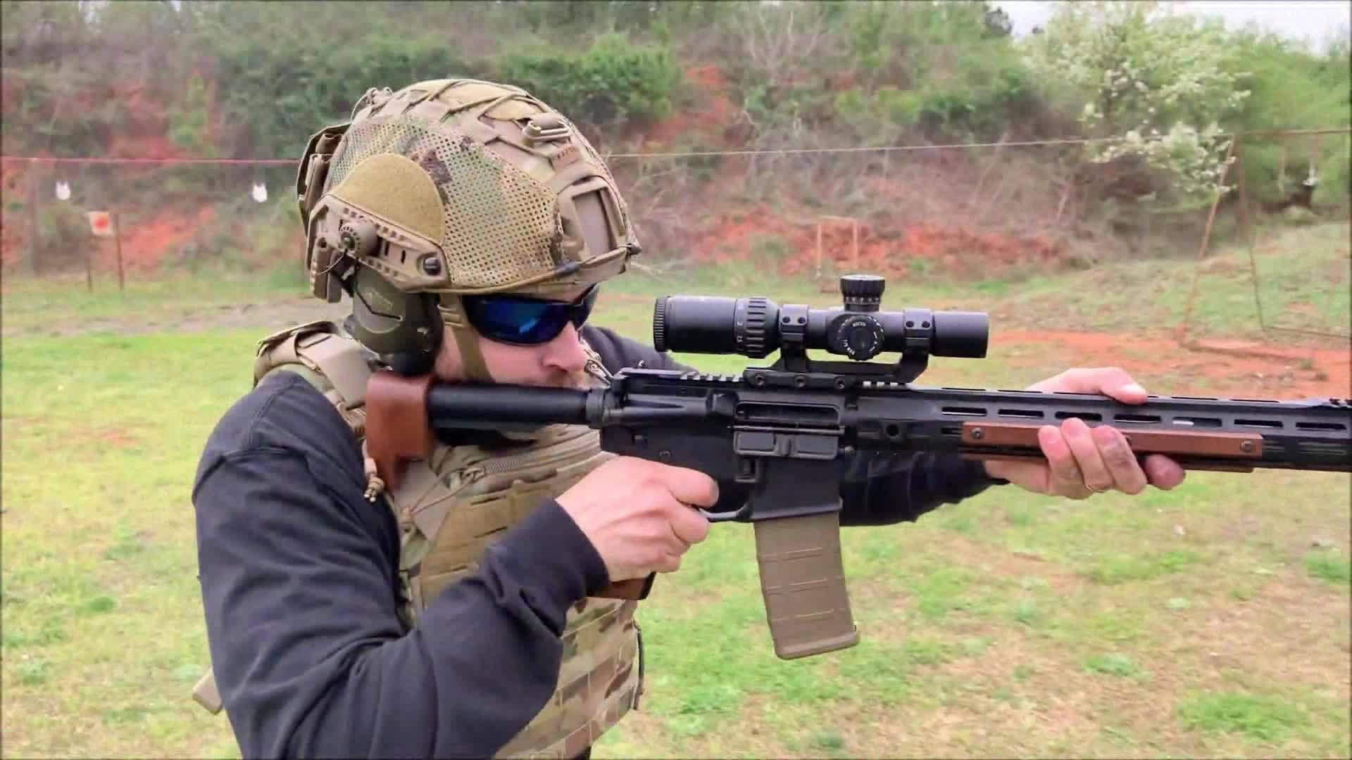 枪好配备的瞄准镜也好,画面很清晰,靶场实弹射击测试!