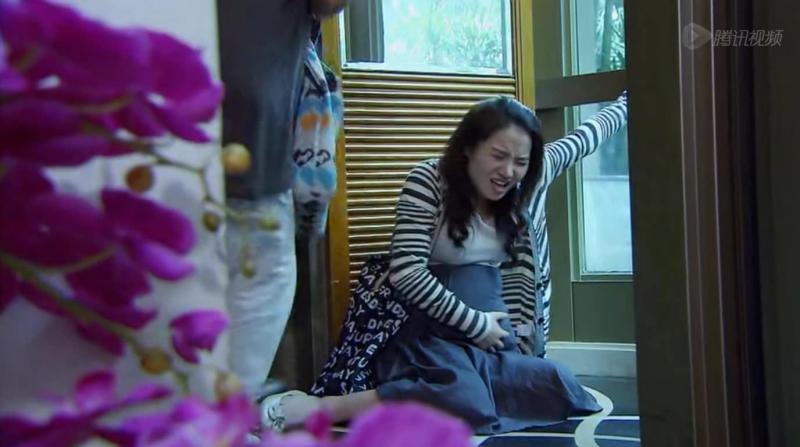 电梯门打开吓了一跳,灰姑娘怎么快生了还坐在地上,真是扎心