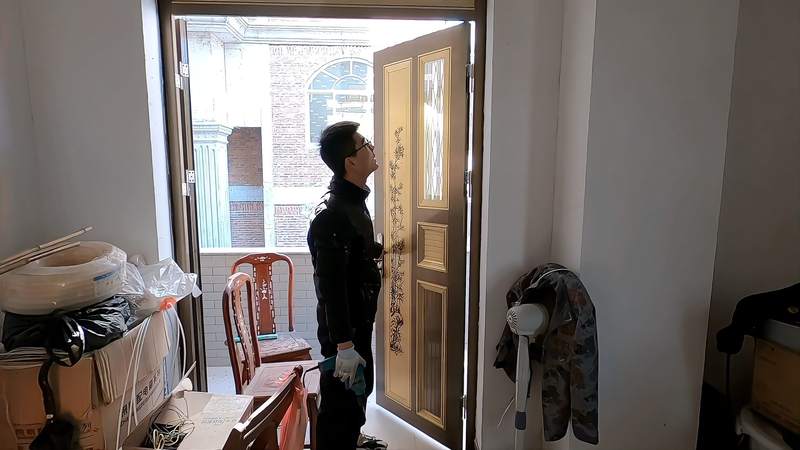 大门合页生锈卡住了,小伙不拆门扇直接更换合页,原来这么简单