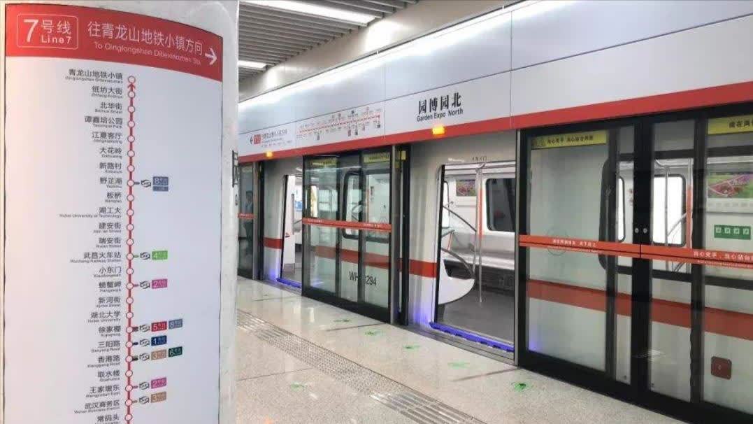 地铁屏蔽门和车门每次精准对齐,司机技术这么高,原来全靠它.
