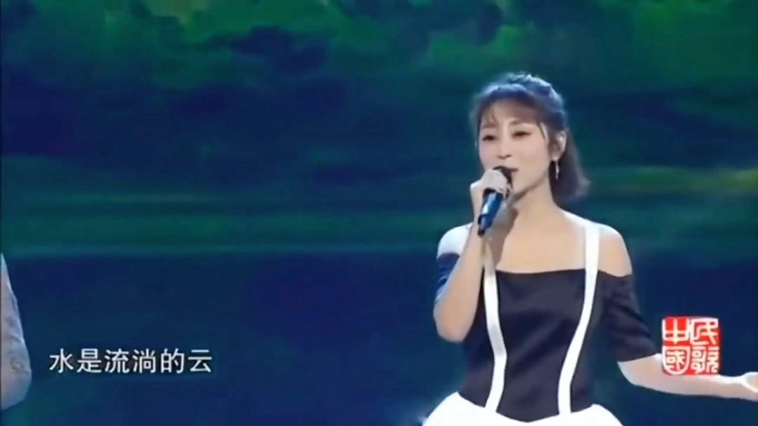云飞与妻子唱的一首《云在天上飞》真好听!