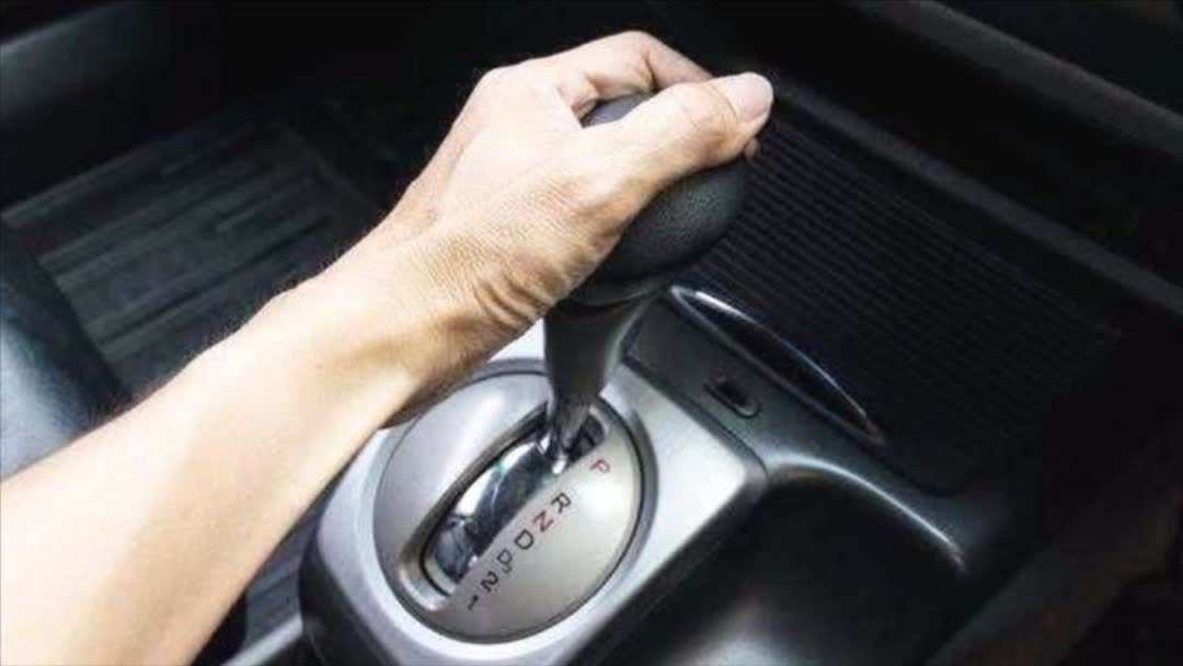 自动挡正确起步停车的步骤,老司机一次性说清,别再被传言忽悠了