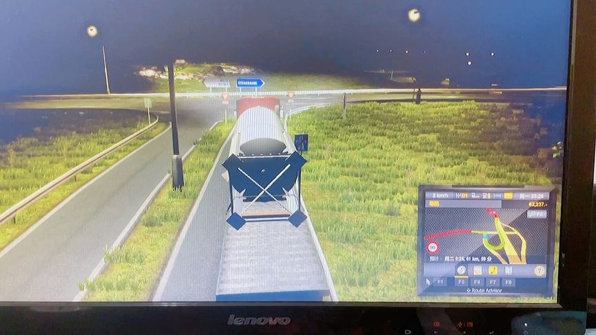 欧洲卡车模拟2,开拖车的感觉。