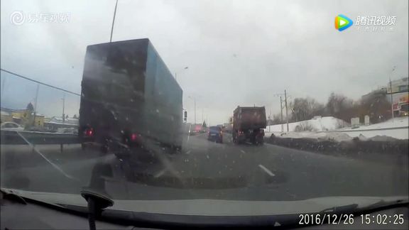 记录仪:汽车在两卡车夹缝中行驶 遭遇躲都躲不过的